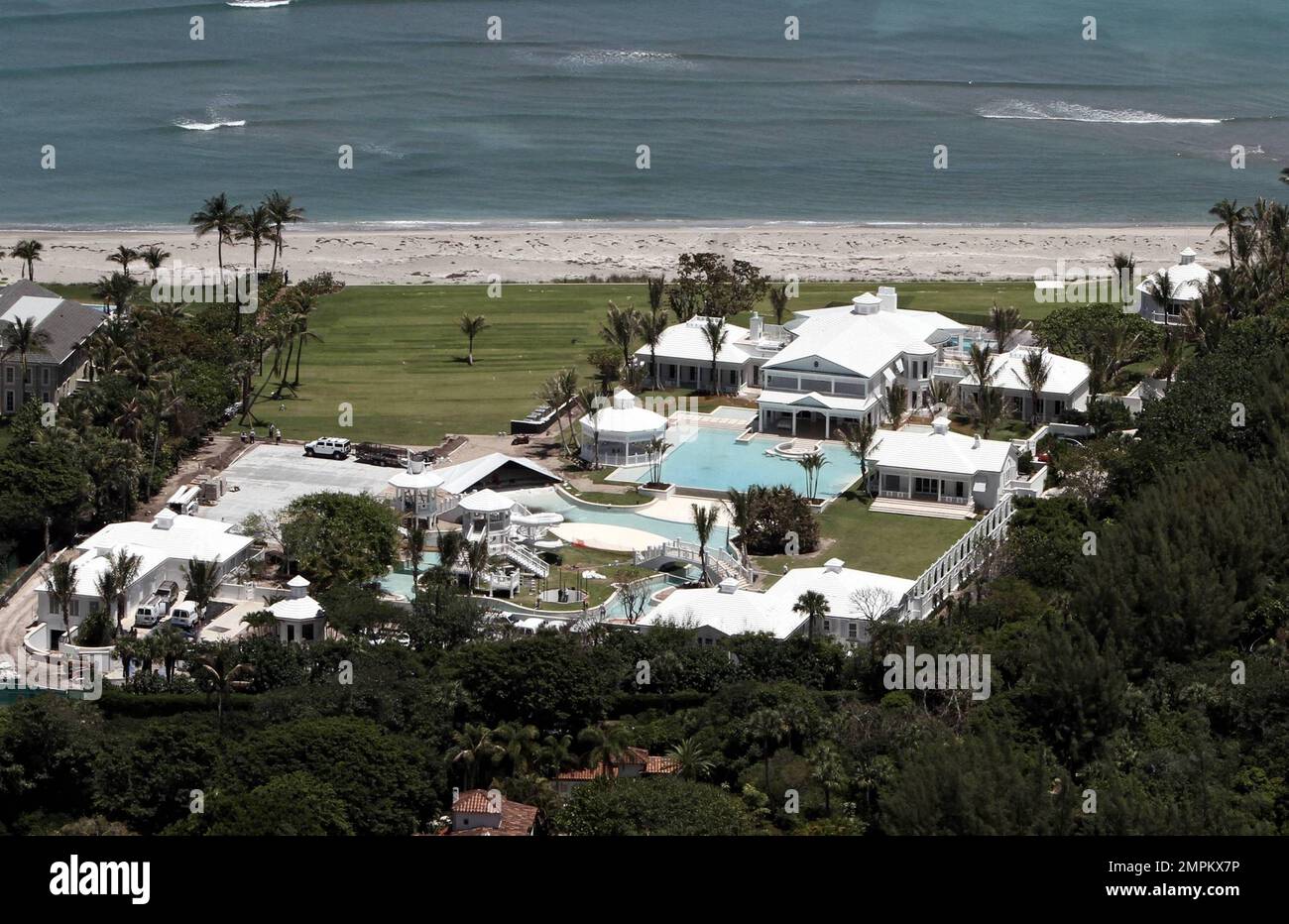 Aerial views of Celine Dion's new waterfront paradise on Jupiter Island ...