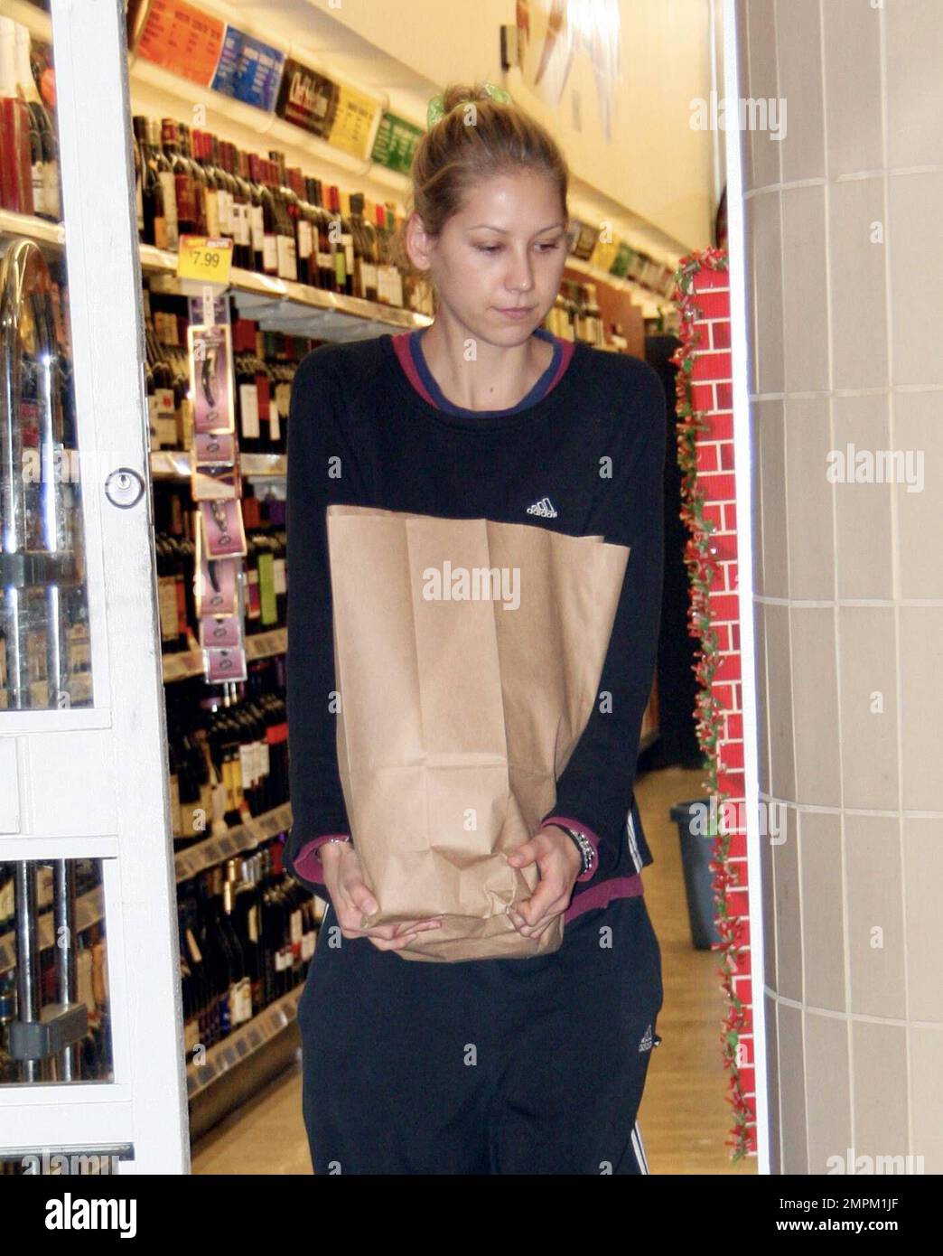 Exclusive!! Tennis babe Anna Kournikova popped out to buy some ...