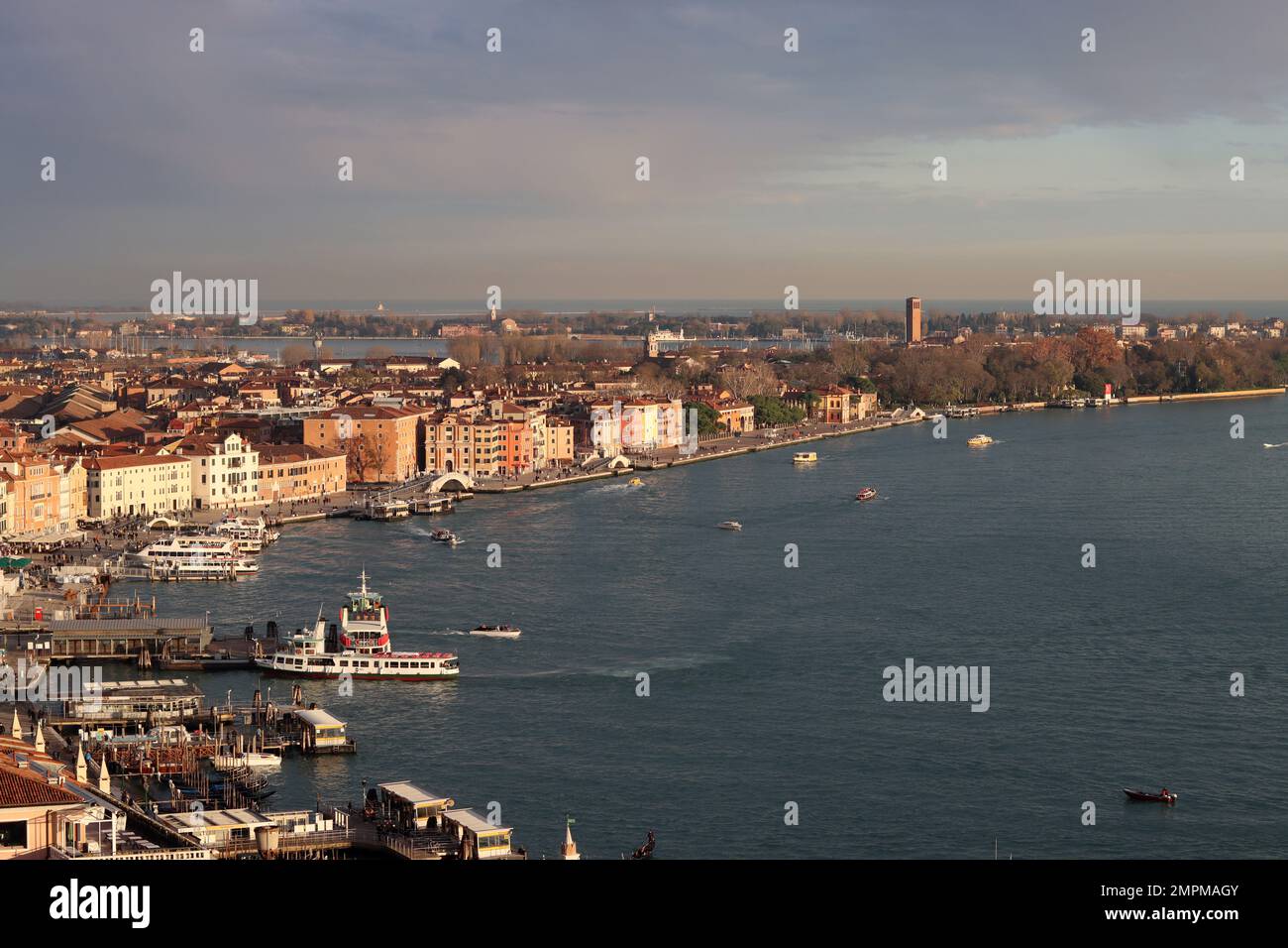 Beautiful evening in Venice. Colorful panoramic photo of famous Italian ...