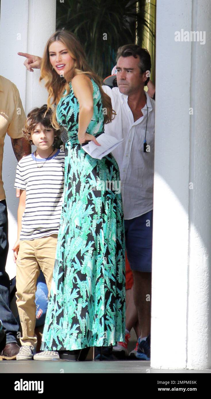 Sofia Vergara practices her lines with costars Jon Favreau and Emjay ...