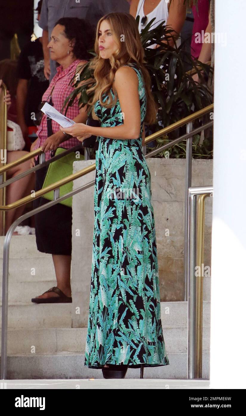 Sofia Vergara practices her lines with costars Jon Favreau and Emjay ...