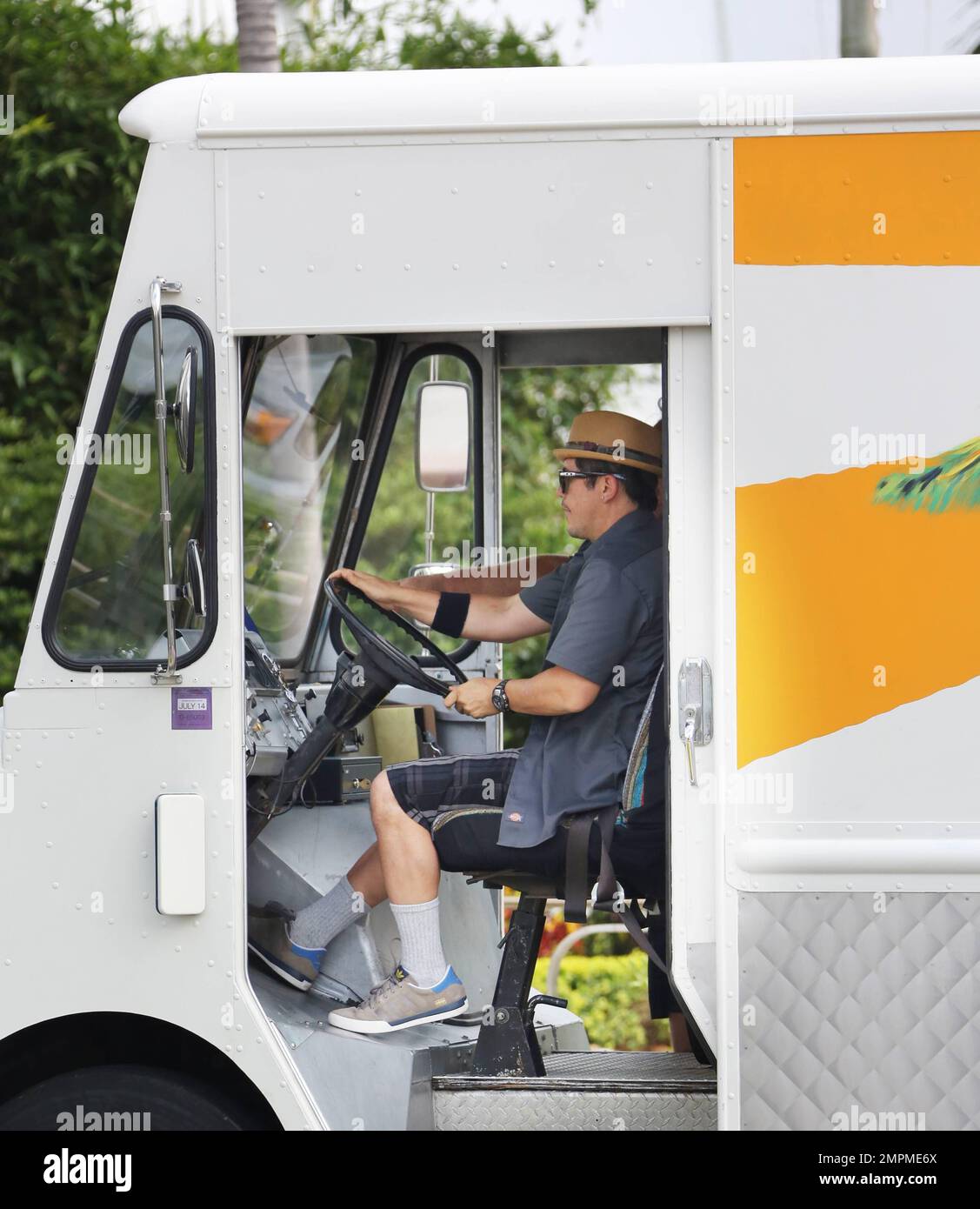 Sofia Vergara practices her lines with costars Jon Favreau and Emjay ...