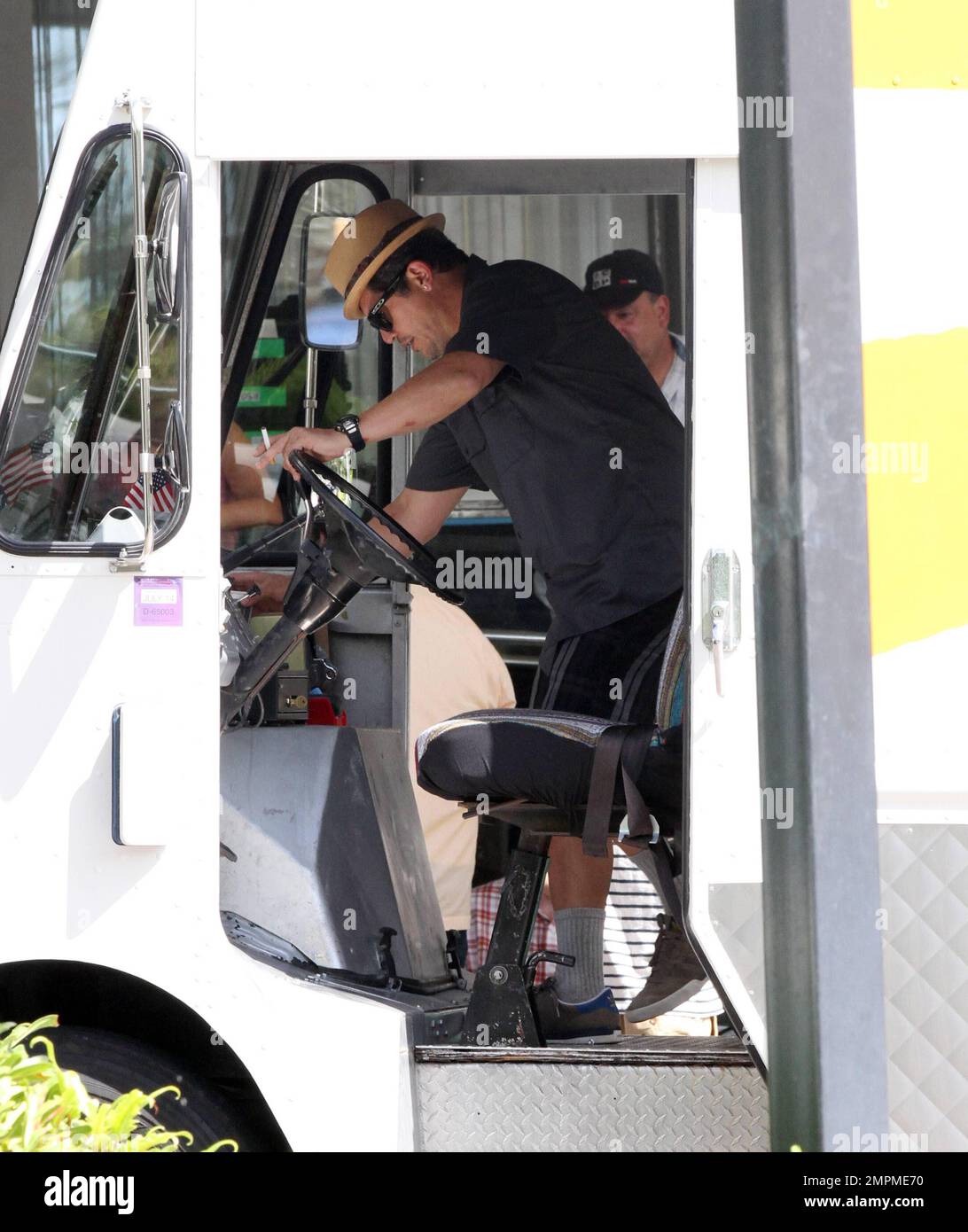 Sofia Vergara practices her lines with costars Jon Favreau and Emjay ...