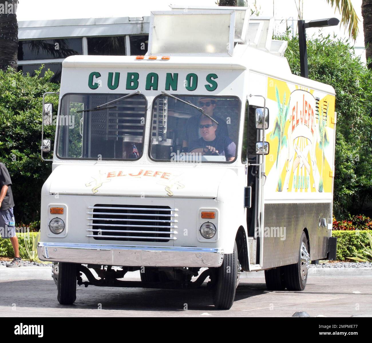 Sofia Vergara practices her lines with costars Jon Favreau and Emjay ...