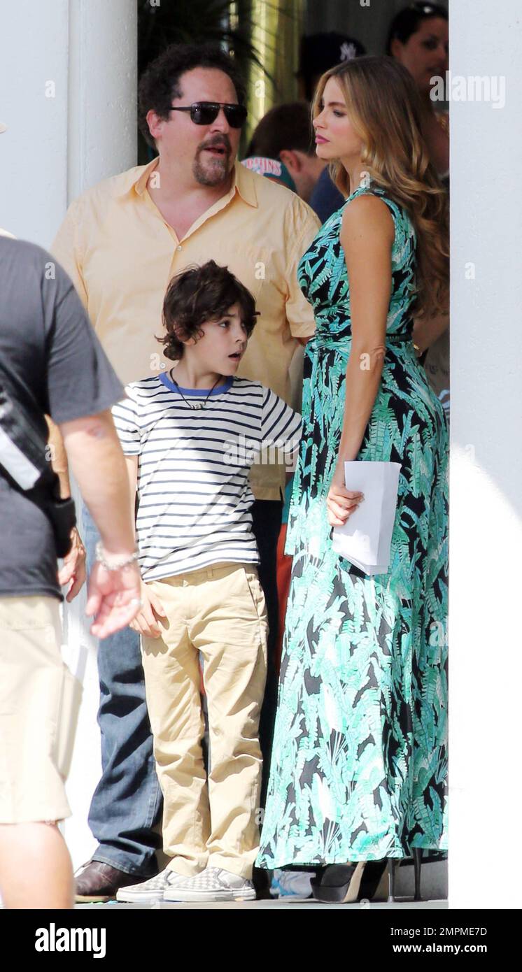 Sofia Vergara practices her lines with costars Jon Favreau and Emjay ...