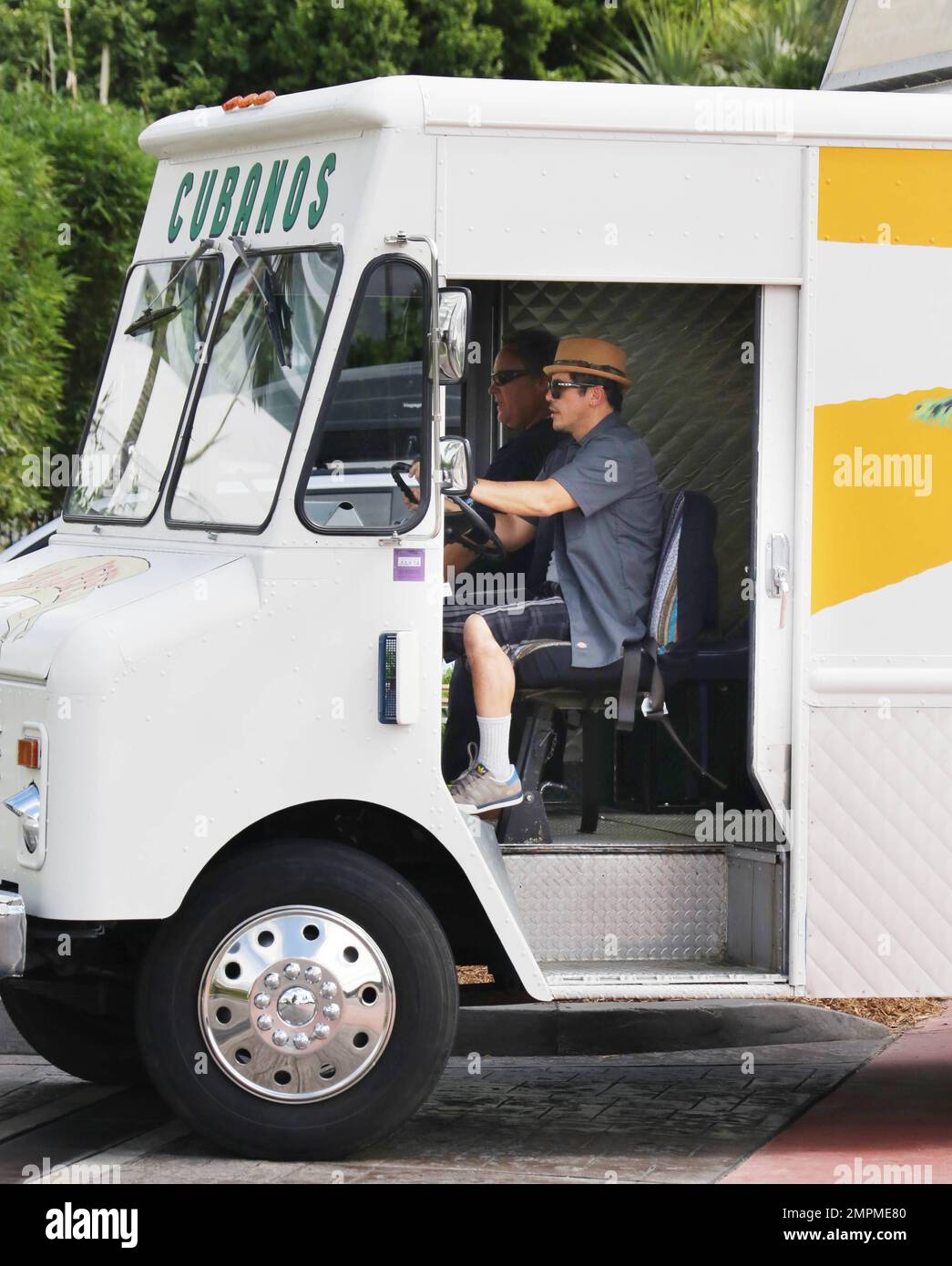 Sofia Vergara practices her lines with costars Jon Favreau and Emjay ...