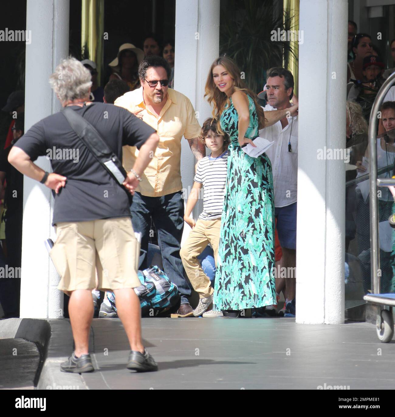 Sofia Vergara practices her lines with costars Jon Favreau and Emjay ...