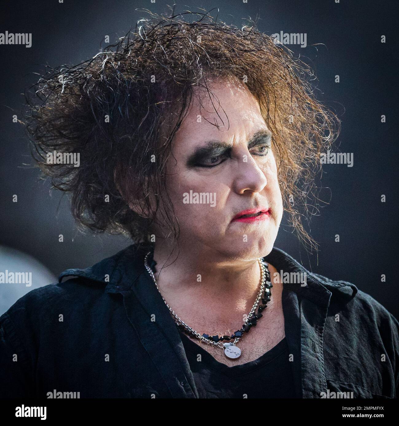 Robert smith the cure hi-res stock photography and images - Alamy