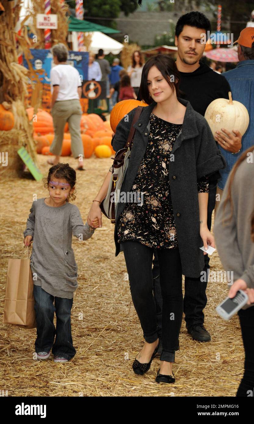 EXCLUSIVE!! Chelsea Hobbs shops for for pumpkins at Mr Bones Pumpkin ...