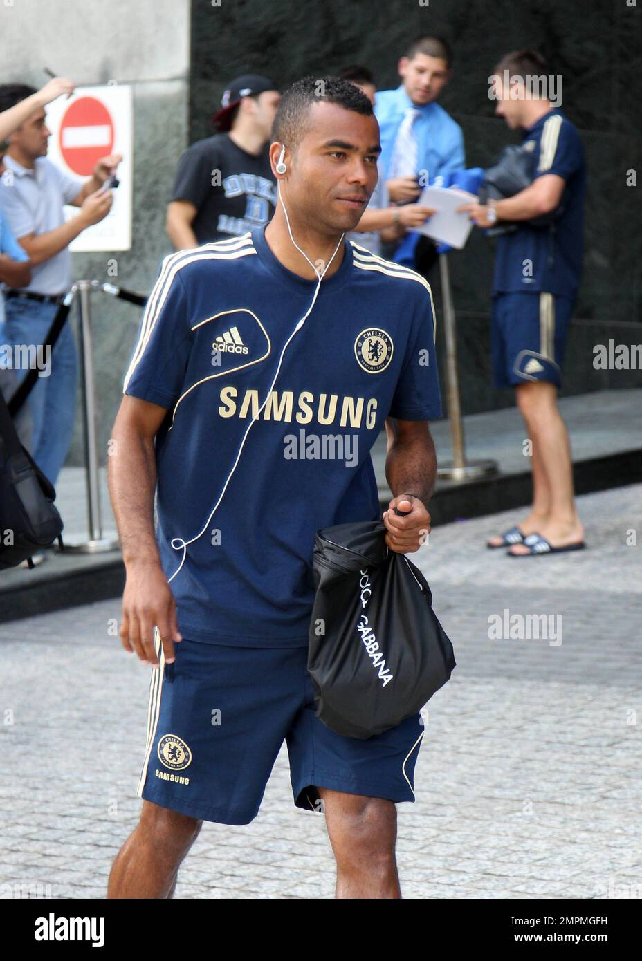 Ashley c`ole signs for chelsea hi-res stock photography and images - Alamy