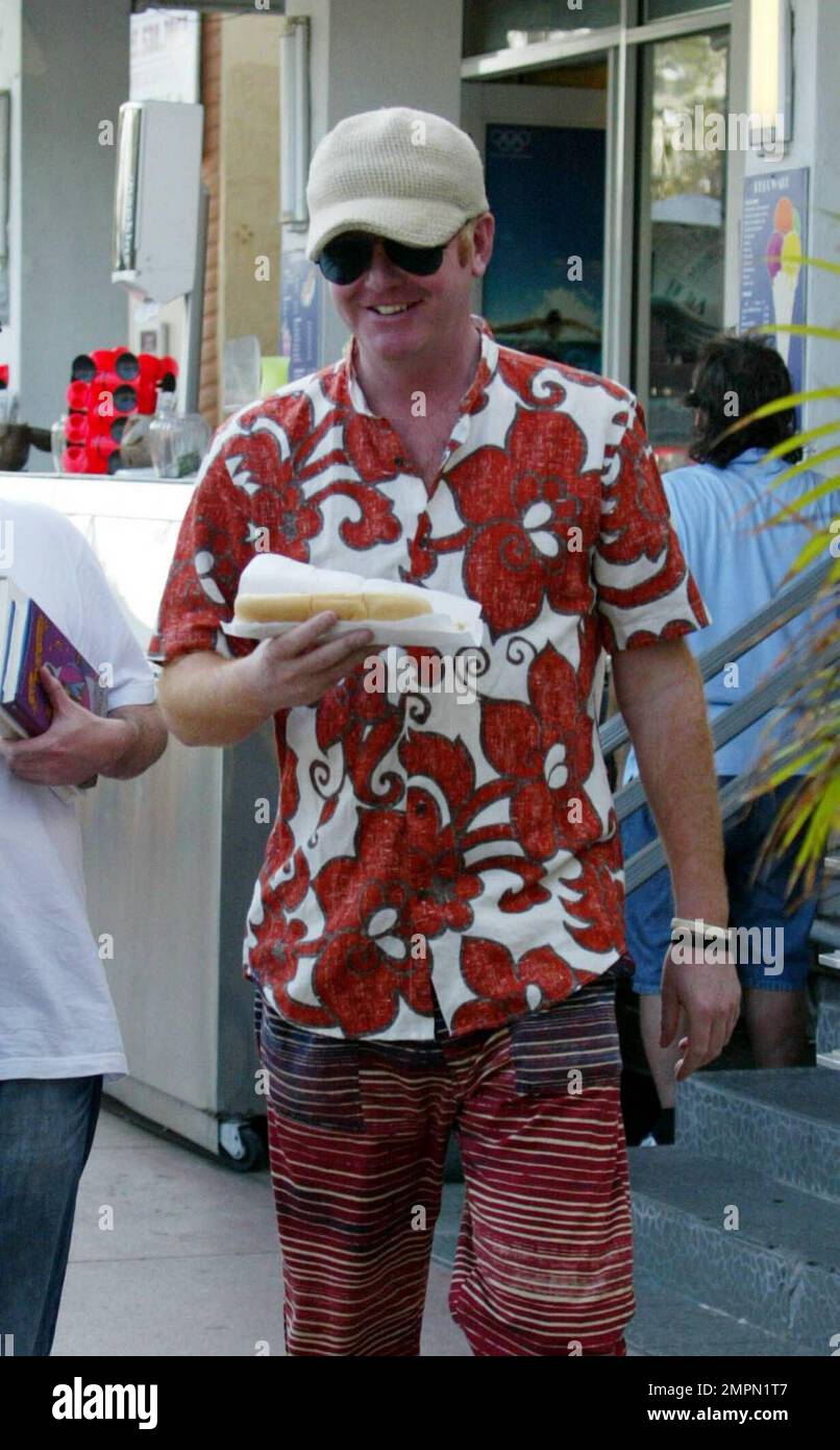 Exclusive!! Chris Evans and friend have a hotdog on Miami's trendy ...