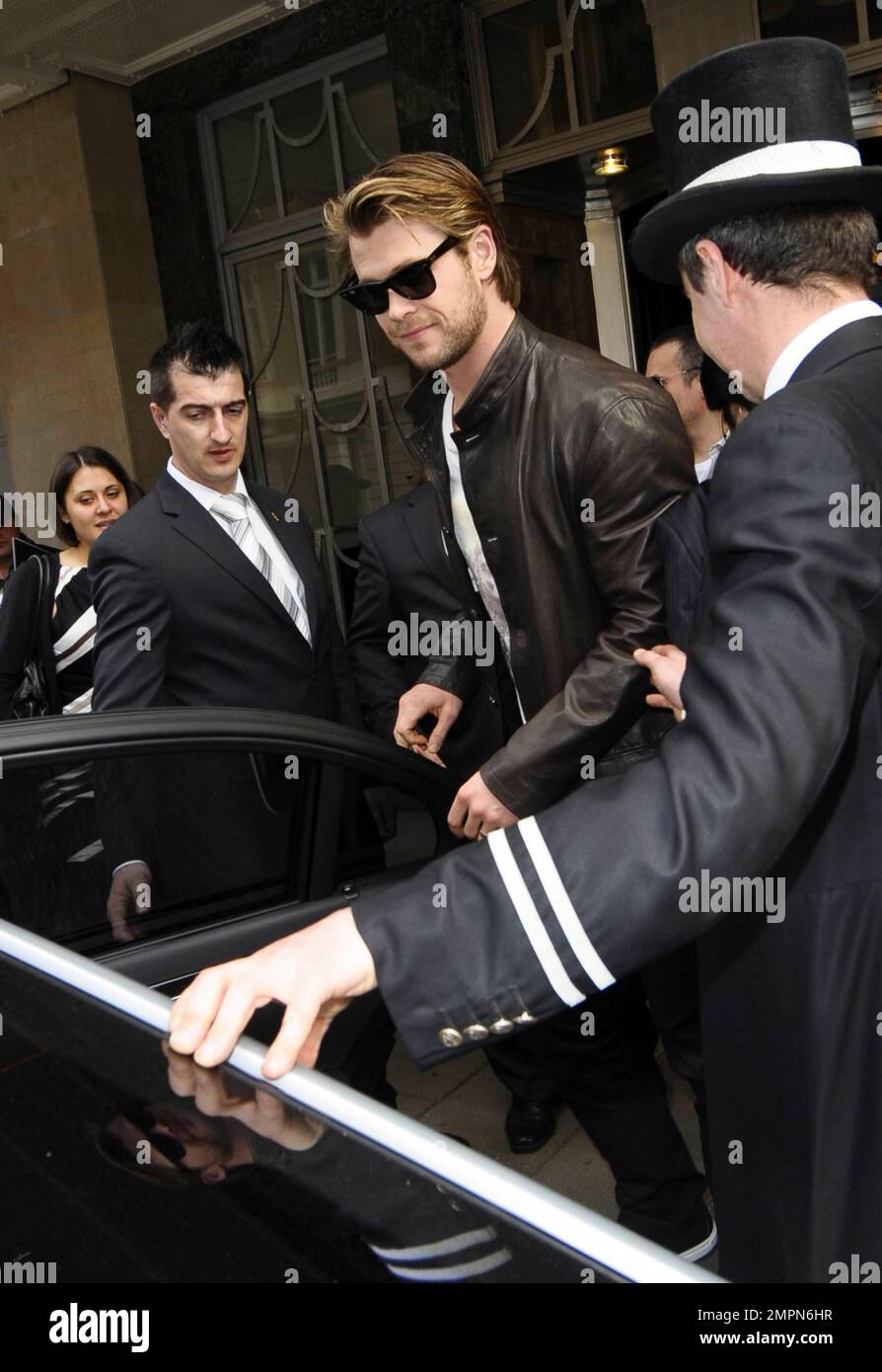 Hunky actor Chris Hemsworth leaves Claridge's after a press junket for ...