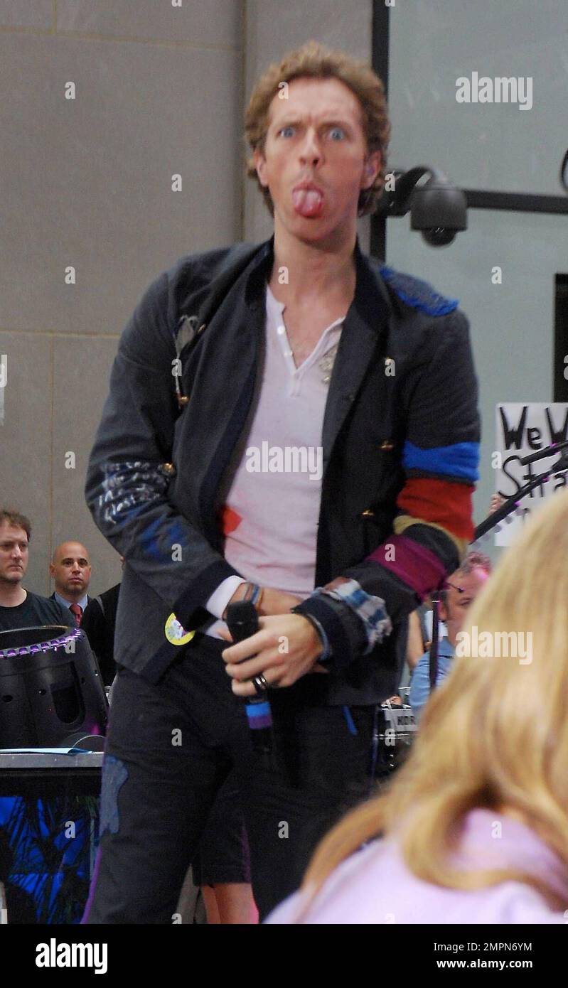 Coldplay frontman Chris Martin made a coment about Paparazzi then poked ...