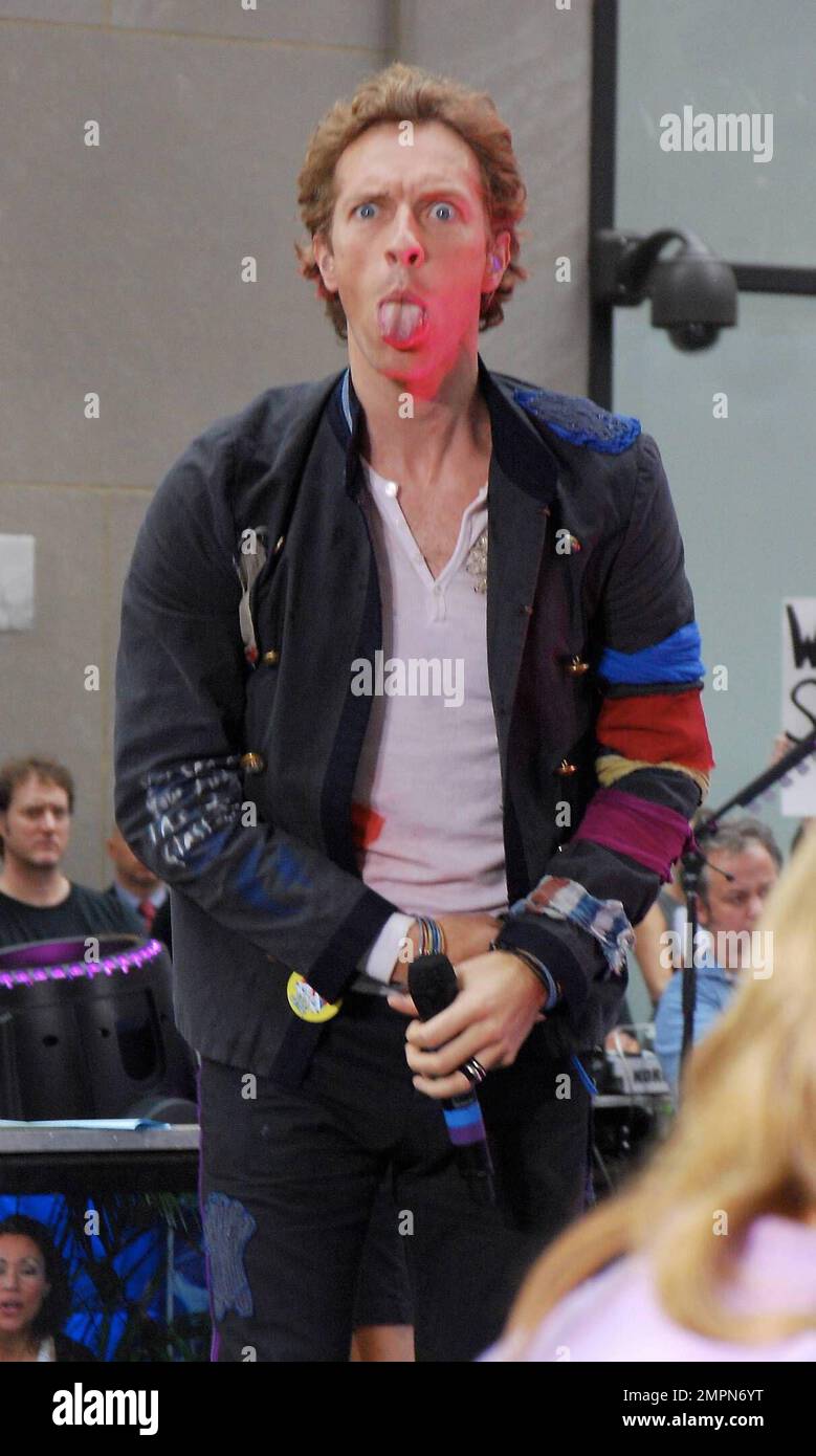 Coldplay frontman Chris Martin made a coment about Paparazzi then poked ...