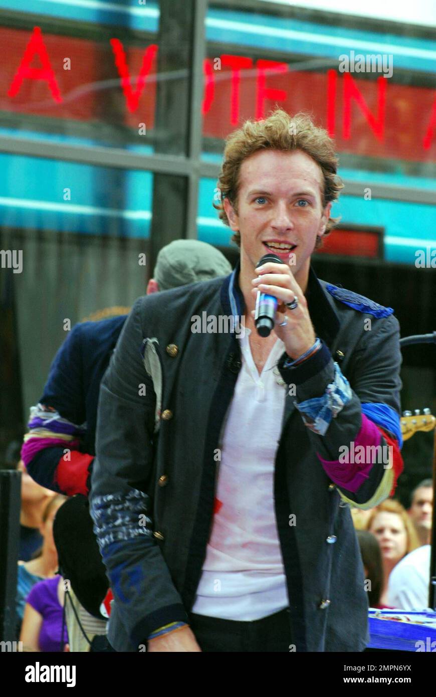 Coldplay frontman Chris Martin made a coment about Paparazzi then poked ...