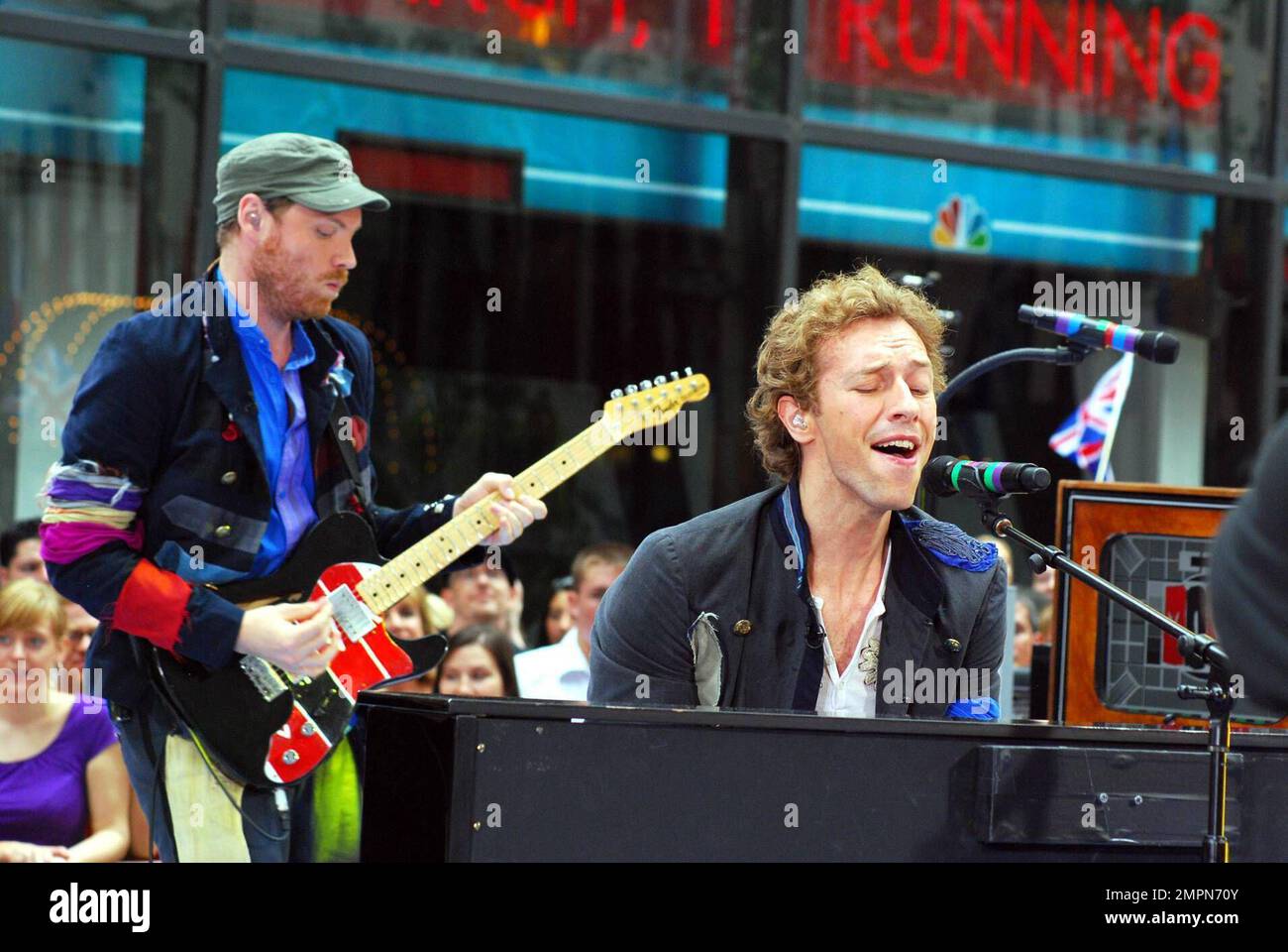 Chris martin piano hi-res stock photography and images - Alamy
