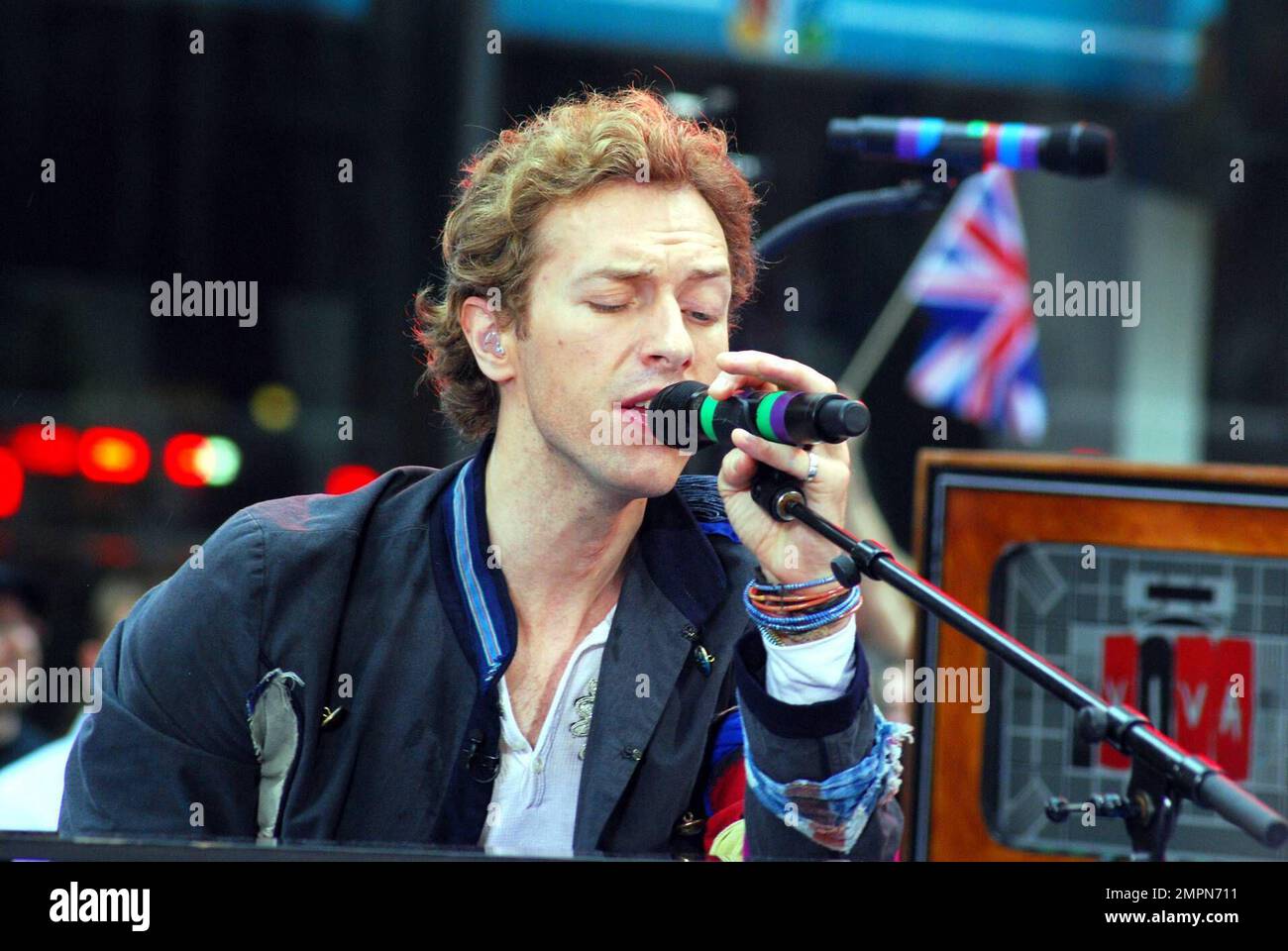 Coldplay frontman Chris Martin made a coment about Paparazzi then poked ...