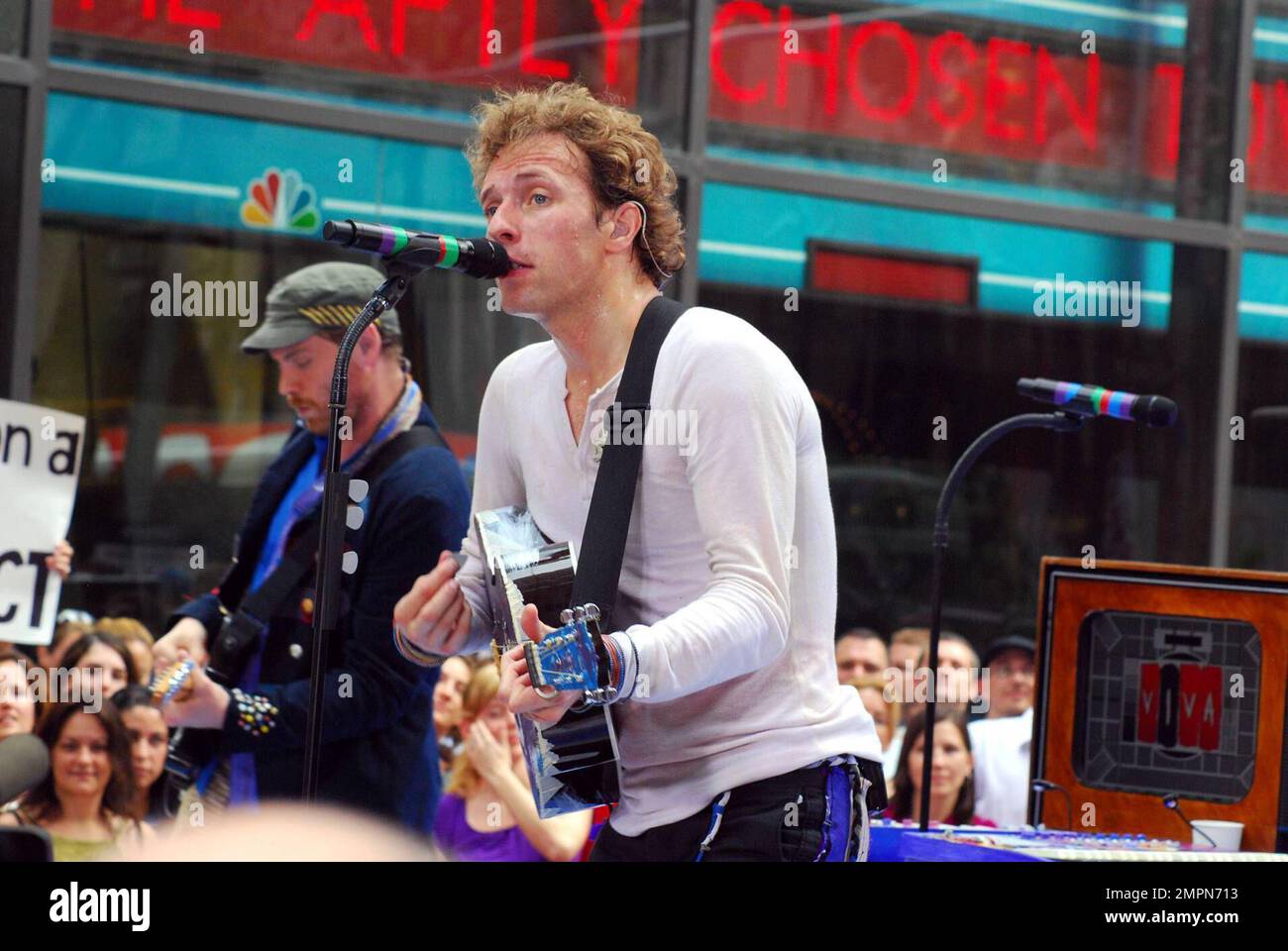 Coldplay frontman Chris Martin made a coment about Paparazzi then poked ...