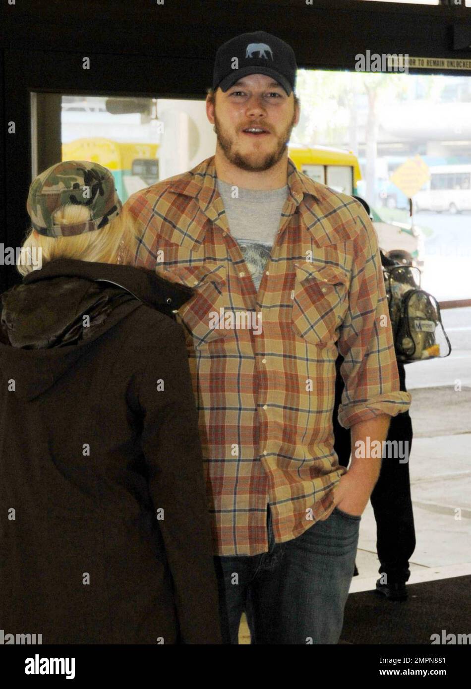 EXCLUSIVE!! "Parks and Recreation" star Chris Pratt poses for photos ...