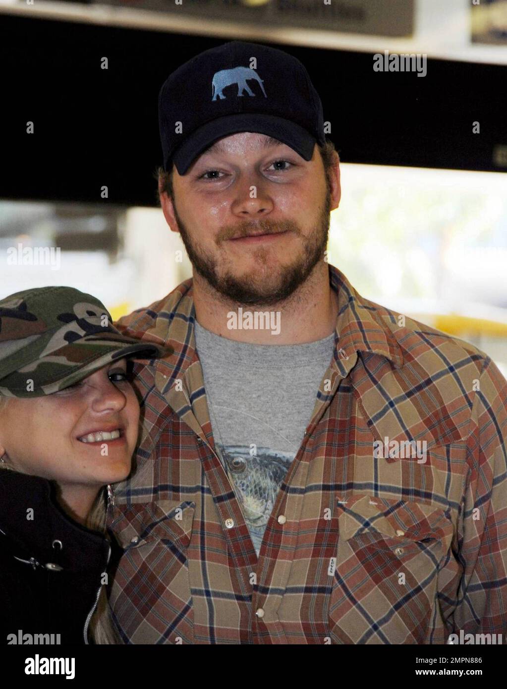 EXCLUSIVE!! "Parks and Recreation" star Chris Pratt poses for photos ...