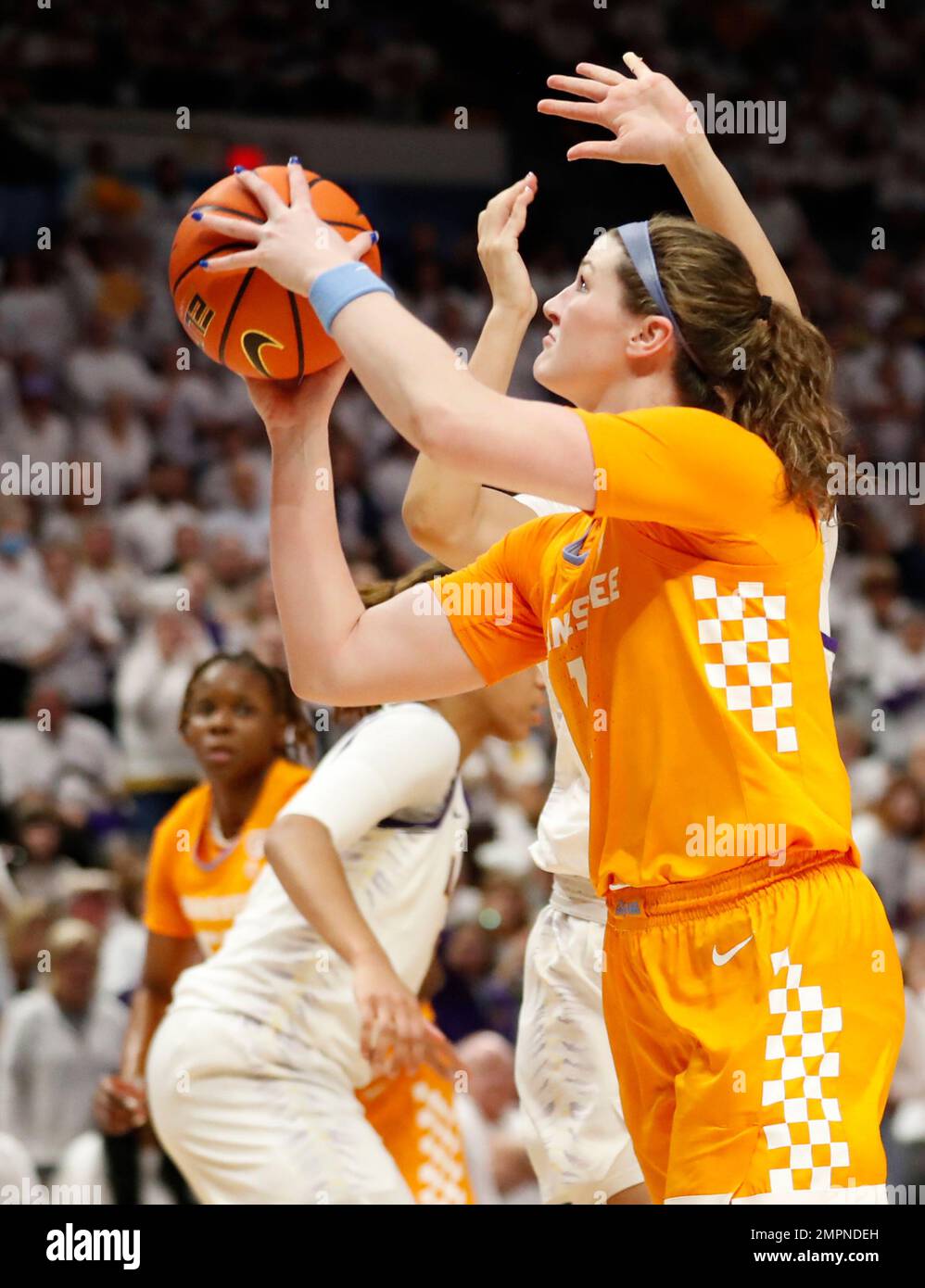 Tennessee Lady Volunteers swingman Sara Puckett (1) shoots a layup ...