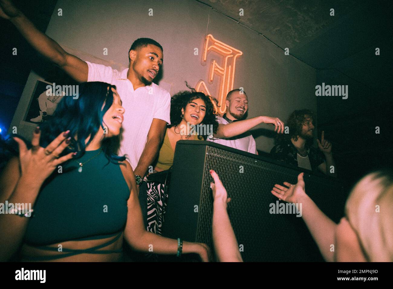Young men and women dancing at night club hi-res stock photography and ...