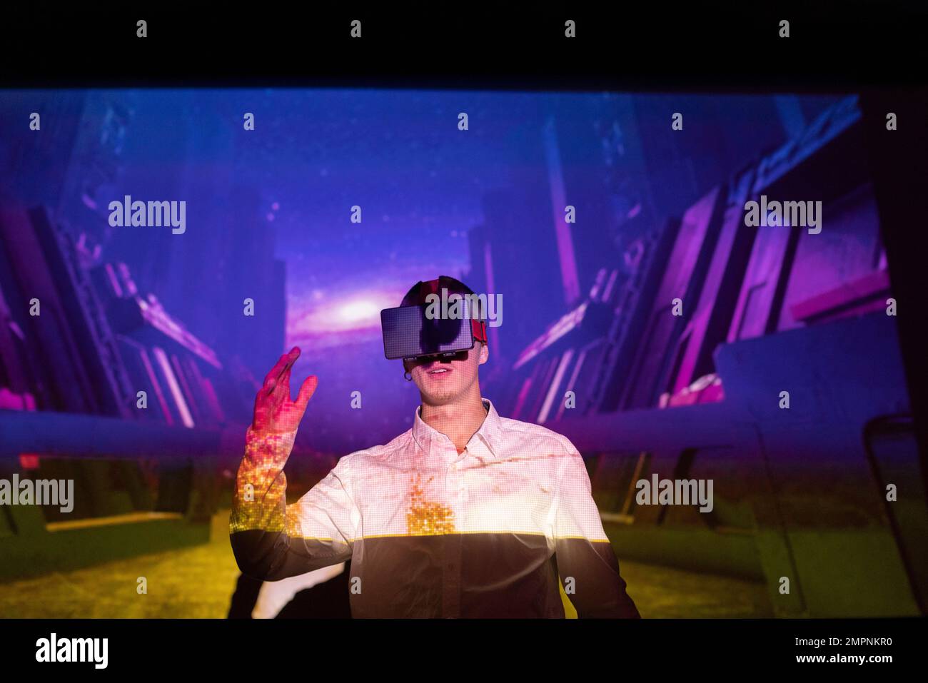 Virtual reality workshop hi-res stock photography and images - Alamy