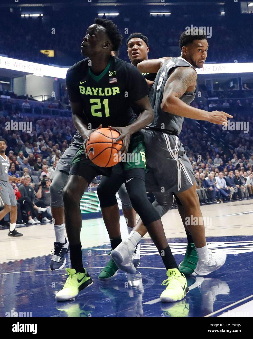 Baylor's Nuni Omot (21) eyes the basket against Xavier's Trevon Bluiett ...