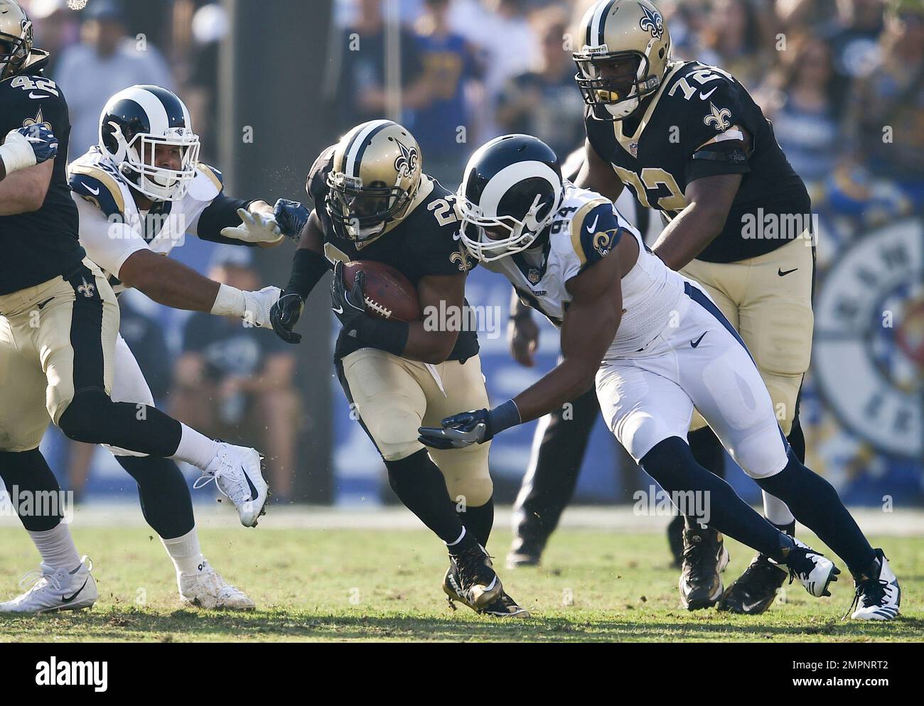 New Orleans Saints running back Mark Ingram, center, runs the ball ...