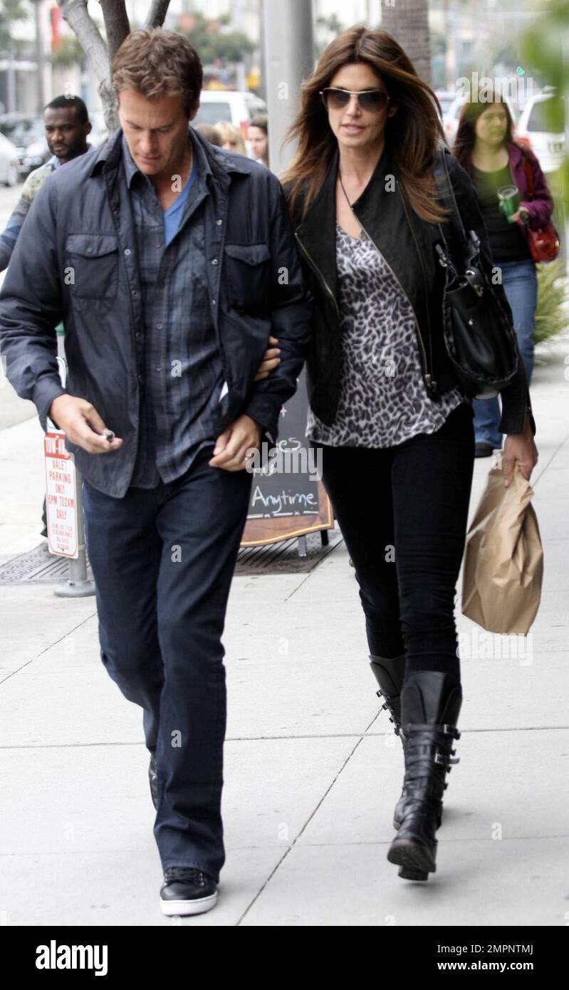 Supermodel Cindy Crawford and husband Rande Gerber stroll arm-in-arm ...