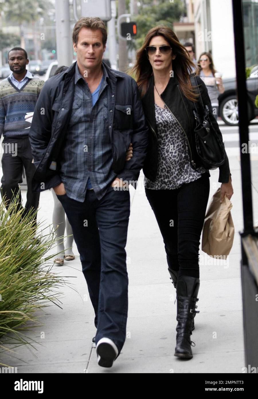Supermodel Cindy Crawford and husband Rande Gerber stroll arm-in-arm ...