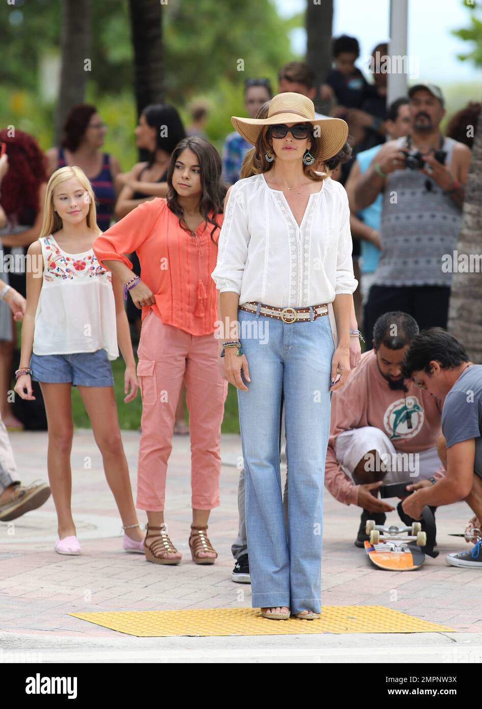 Cindy Crawford shoots a commercial for Rooms To Go on Ocean Drive ...