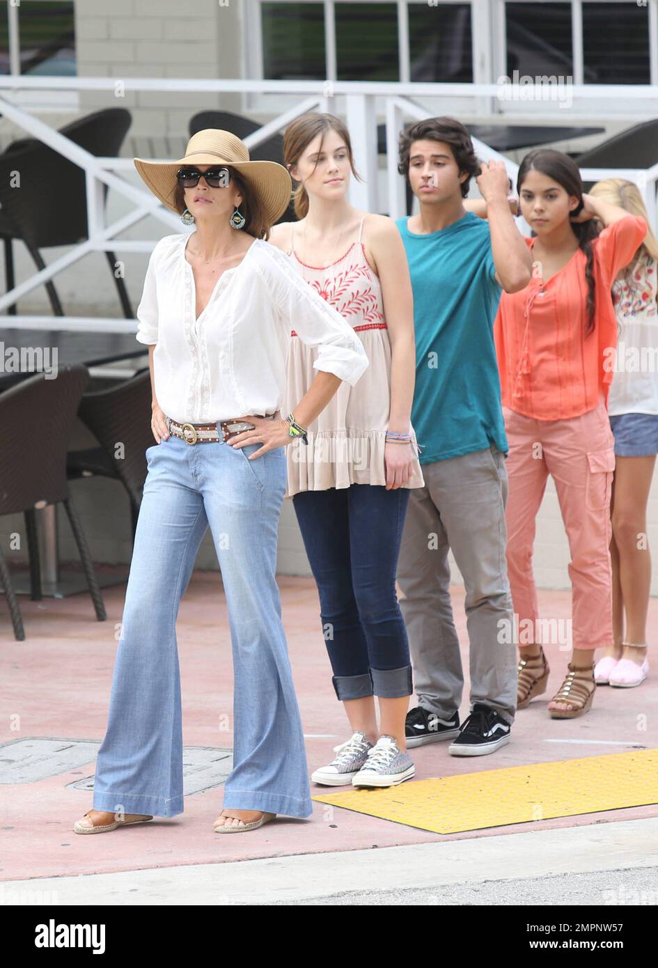 Cindy Crawford shoots a commercial for Rooms To Go on Ocean Drive ...