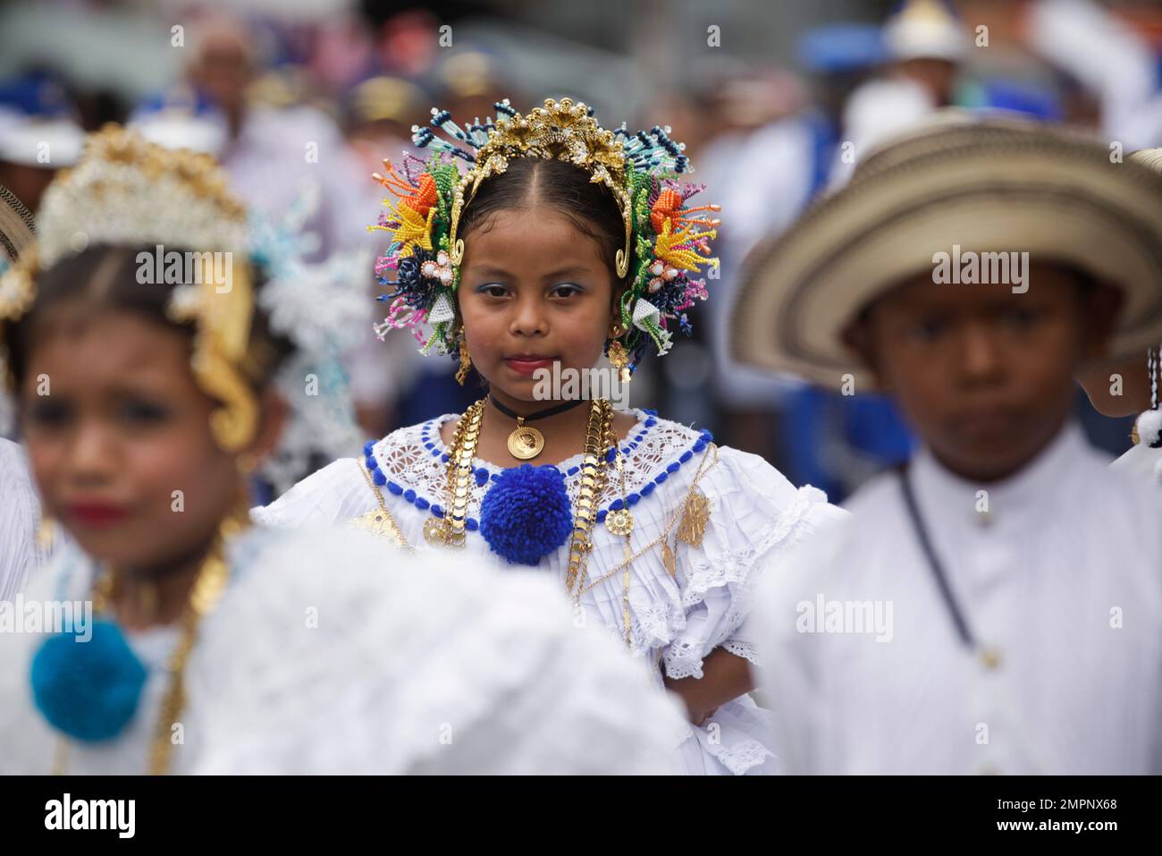 Students wearing the Panamanian traditional style known as" La pollera ...