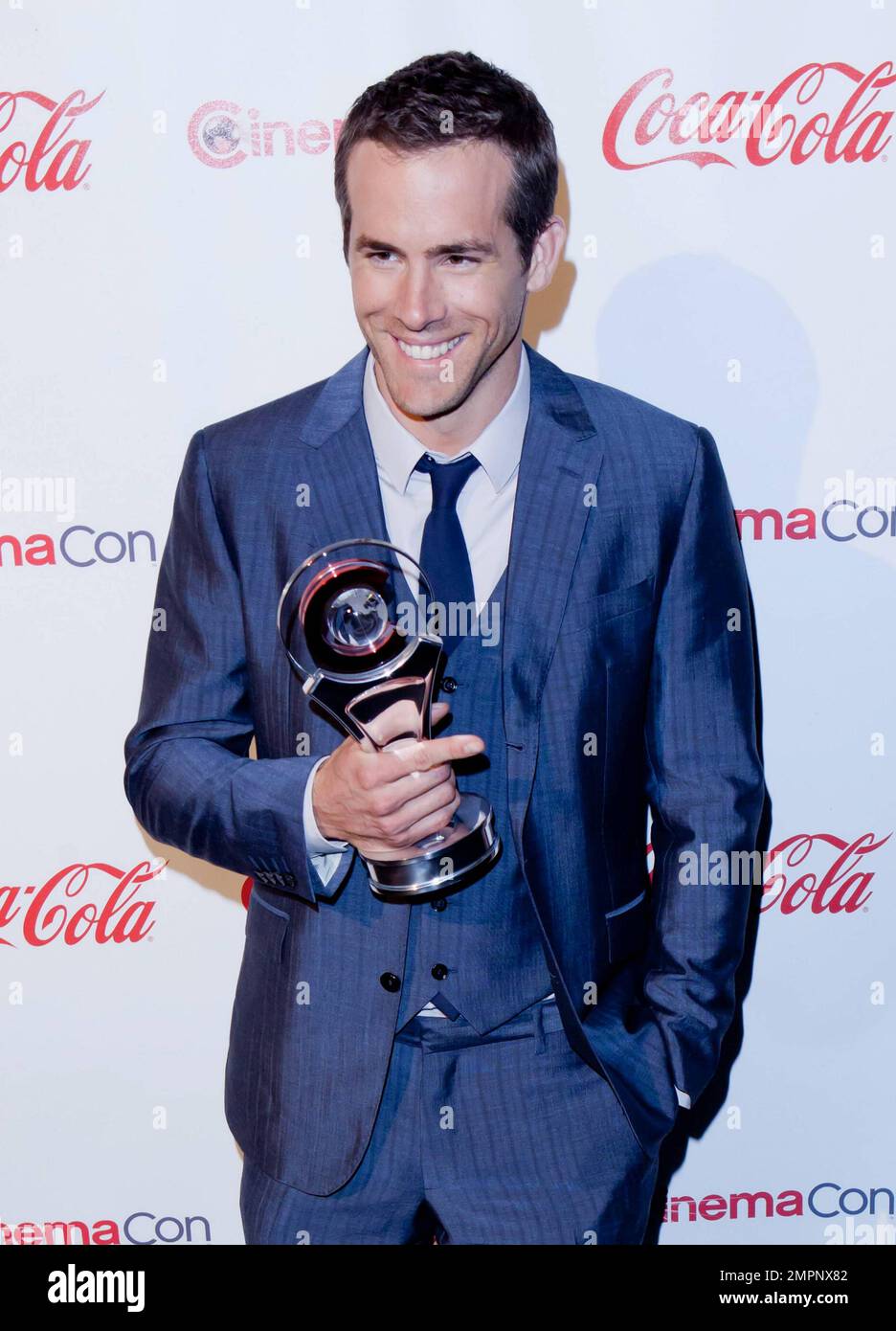 Male Star of the Year Award winner Ryan Reynolds poses for ...