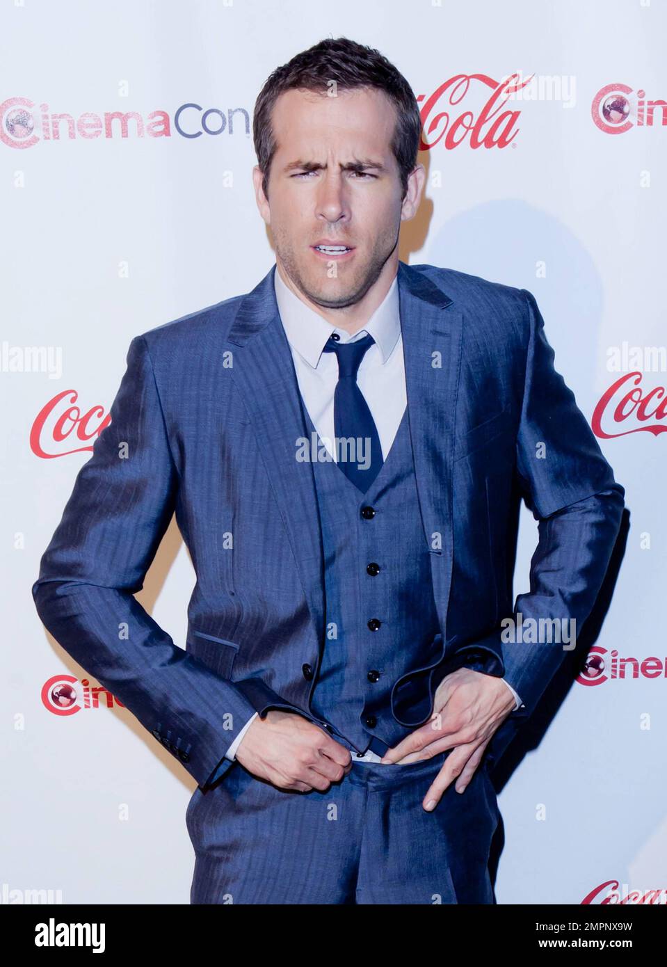 Male Star of the Year Award winner Ryan Reynolds poses for ...