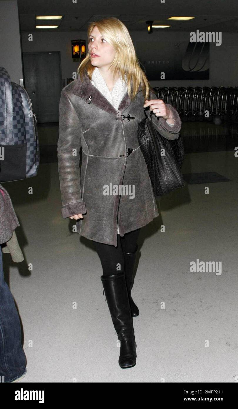 Dressed in a winter coat and boots actress Claire Danes arrives at LAX ...