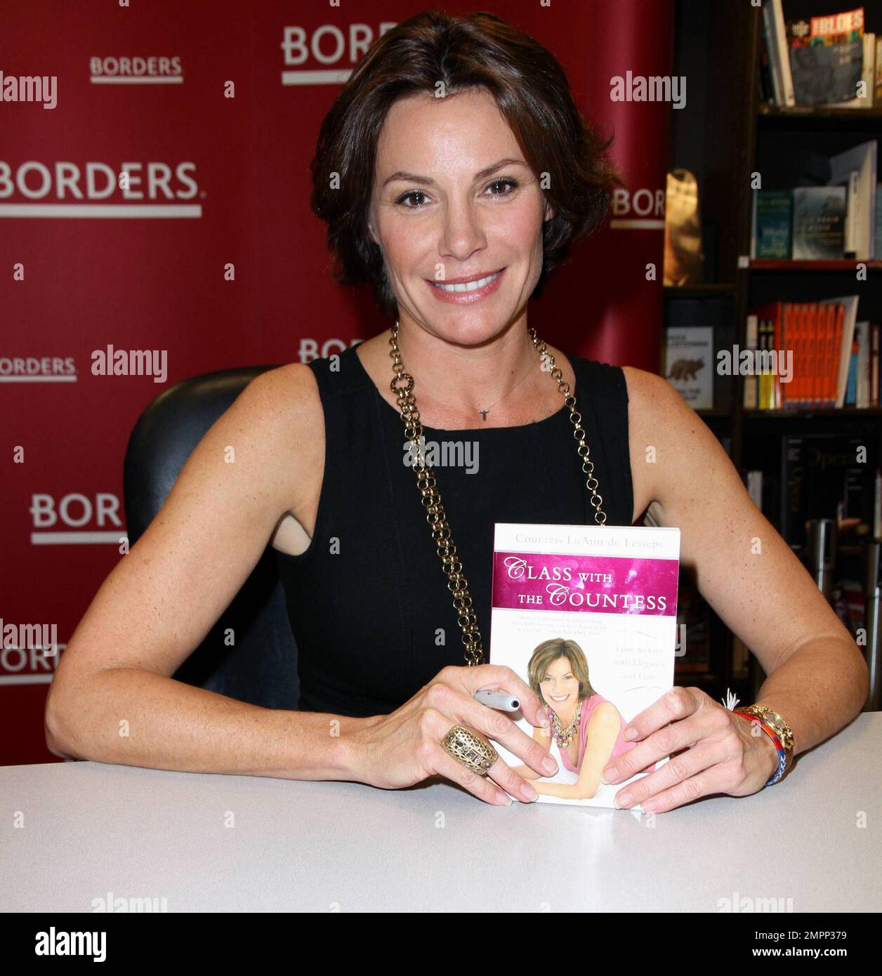 Countess Luann deLesseps speaks with fans and signs copies of her book ...