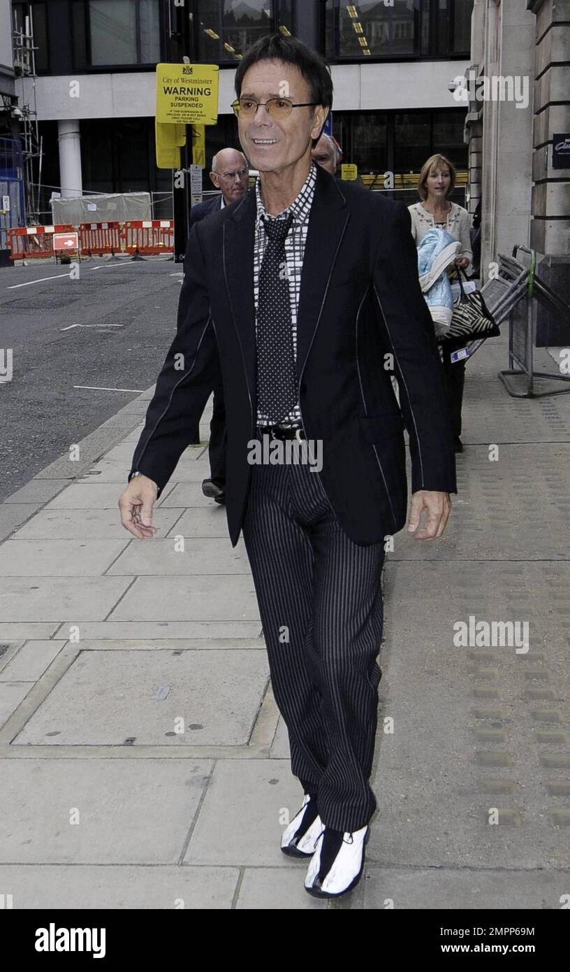 EXCLUSIVE!! Legendary rocker Sir Cliff Richard tries to avoid cameras ...