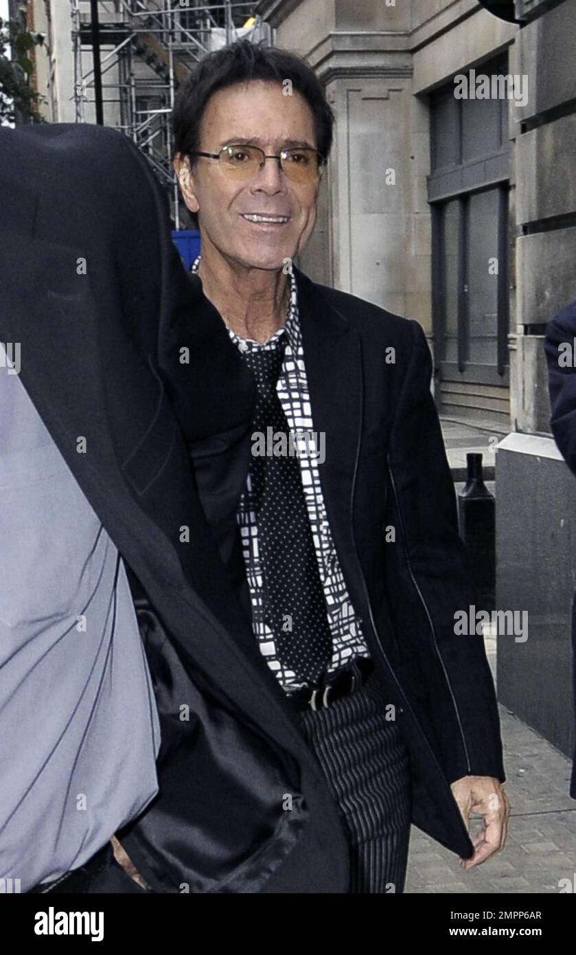 EXCLUSIVE!! Legendary rocker Sir Cliff Richard tries to avoid cameras ...