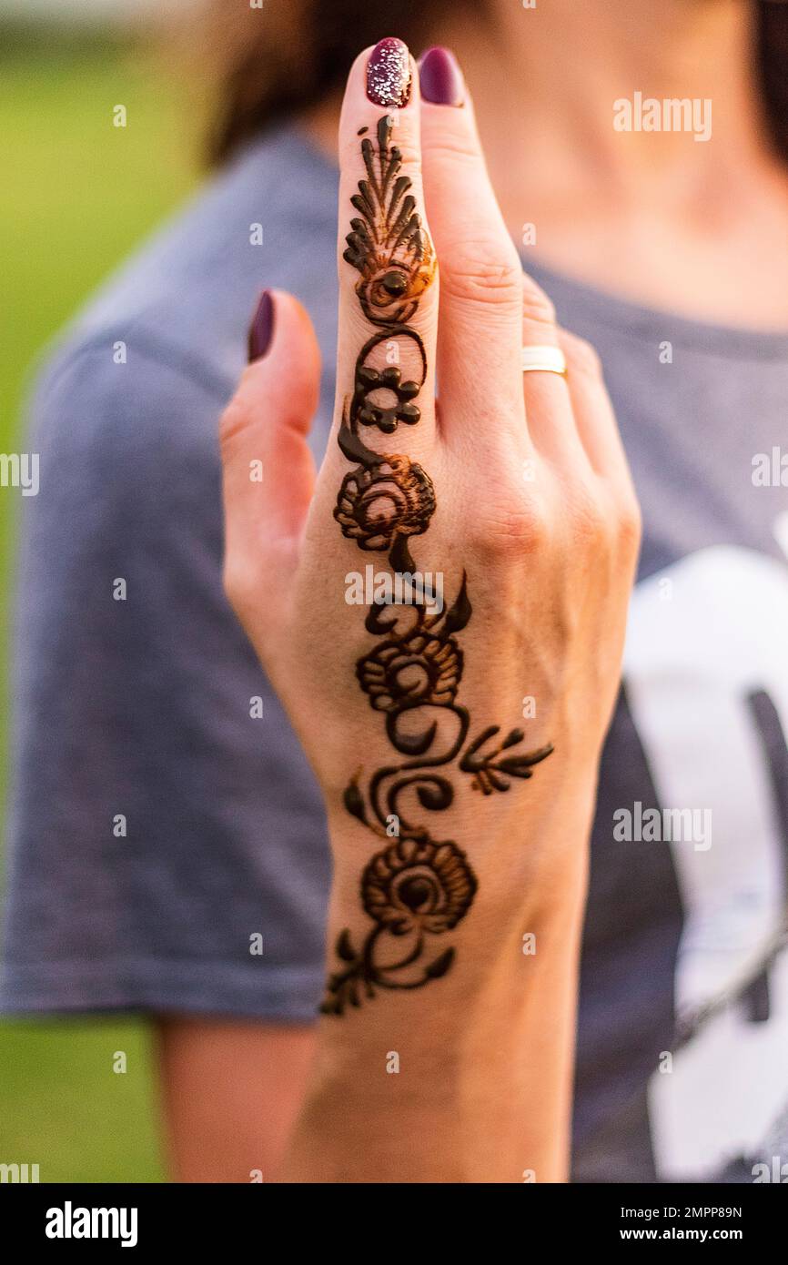 Close up shot of a beautiful woman's hand with nail polish and henna ...
