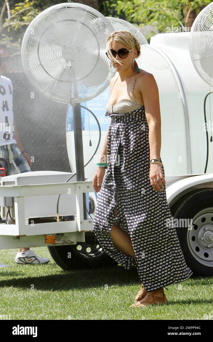 Actress Busy Philipps, one of Michelle Williams best friends, walks ...