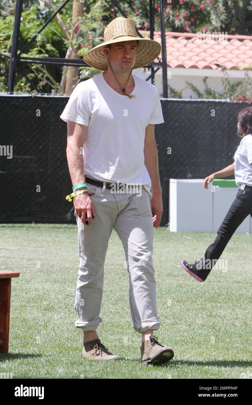 Actor Scott Speedman opts for a large straw hat to keep the sun off his ...