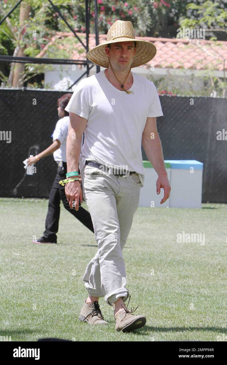 Actor Scott Speedman opts for a large straw hat to keep the sun off his ...