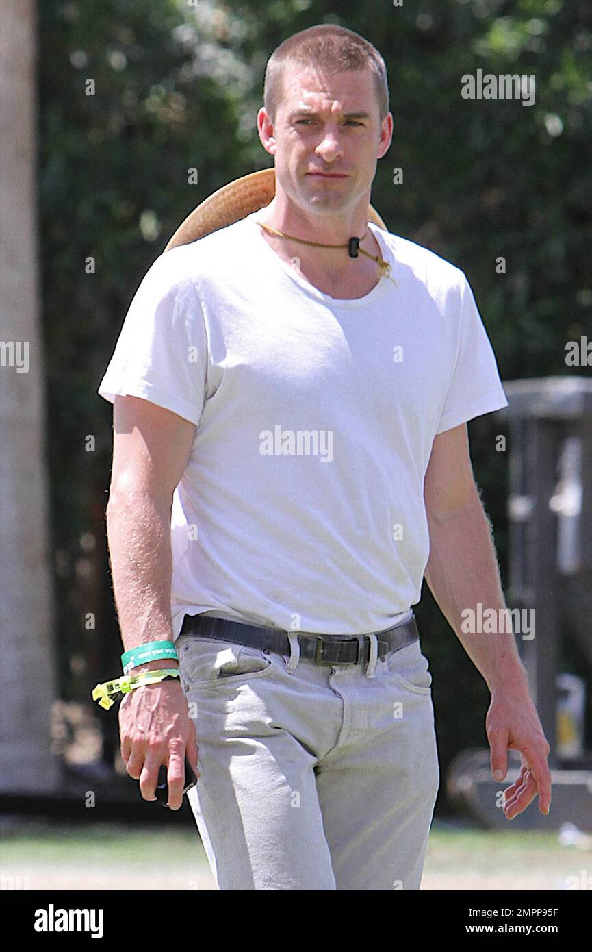Actor Scott Speedman opts for a large straw hat to keep the sun off his ...
