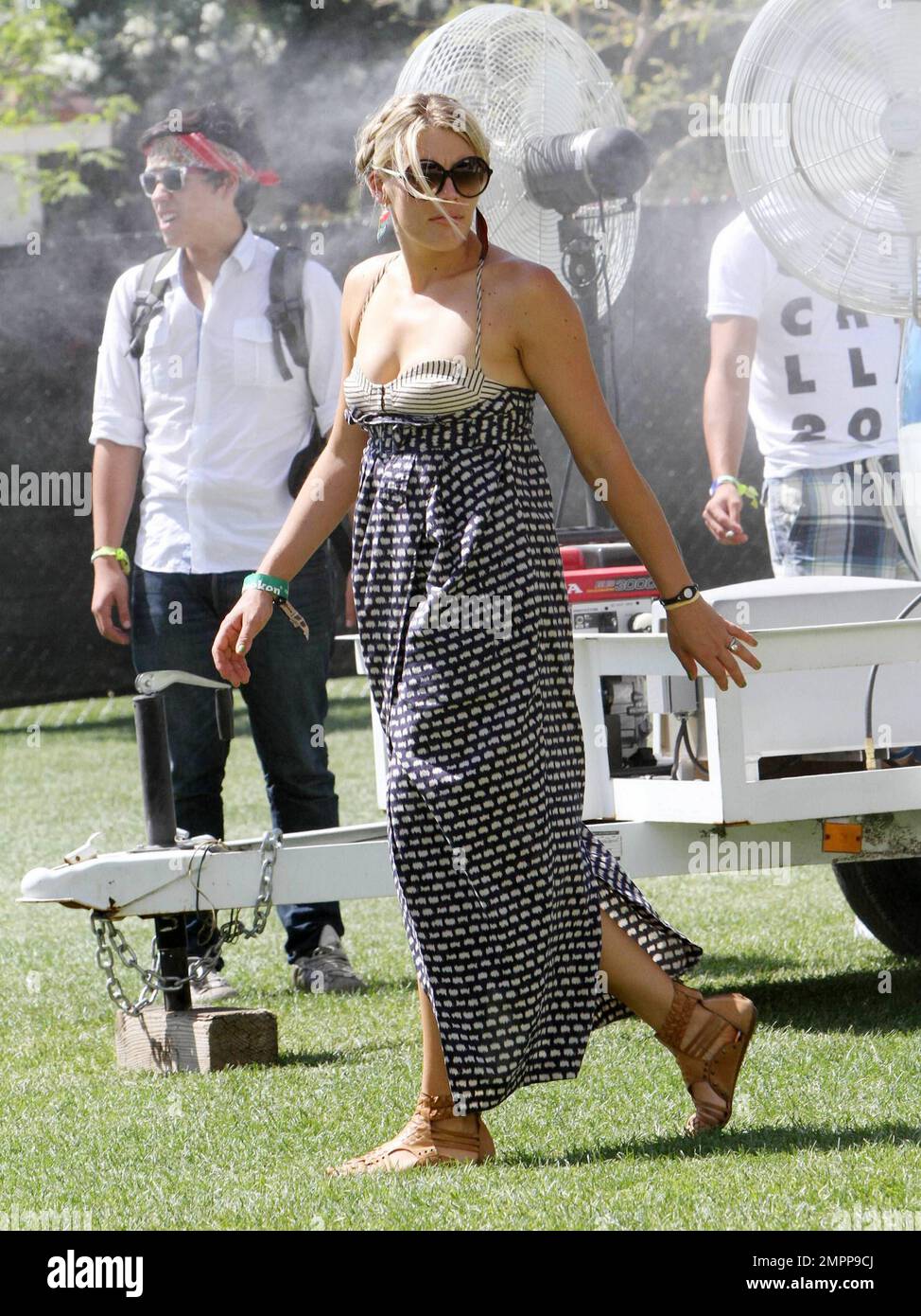 Actress Busy Philipps, one of Michelle Williams best friends, walks ...