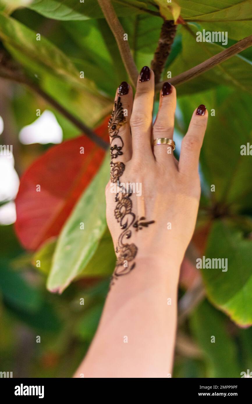Close up shot of a beautiful woman's hand with nail polish and henna ...