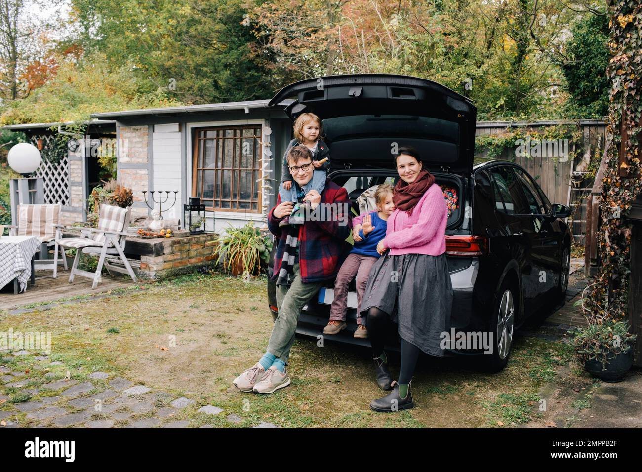 Car parked outside house hi-res stock photography and images - Alamy