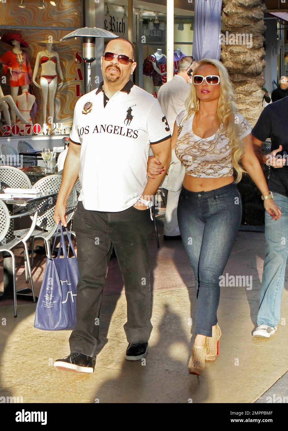 Showing off her famous curves in super tight jeans and a tiny belly top ...