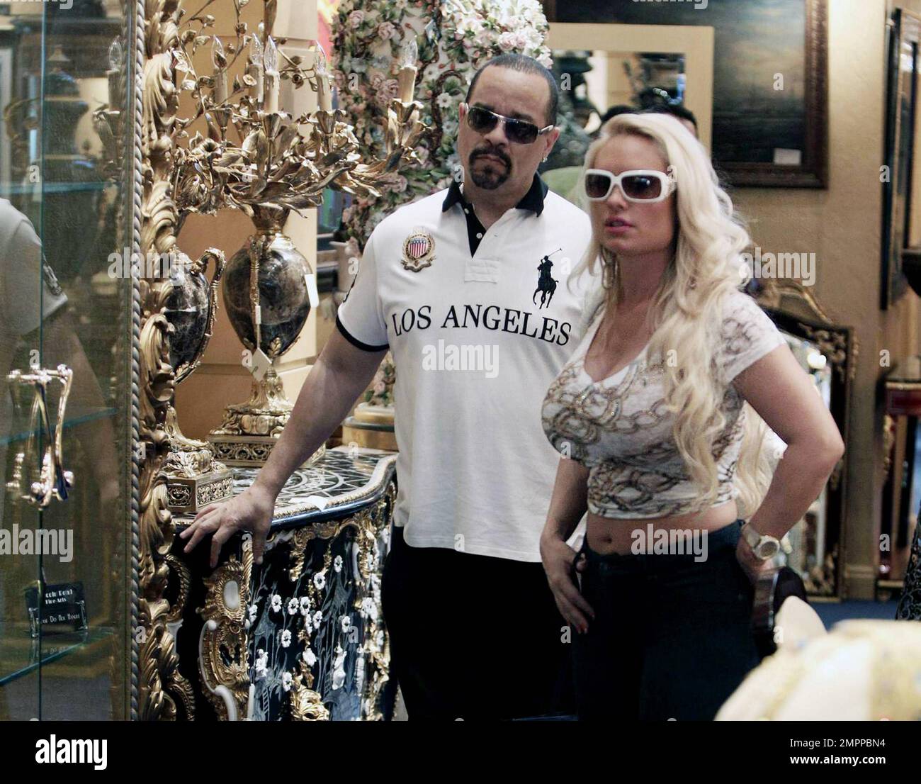 Showing off her famous curves in super tight jeans and a tiny belly top ...